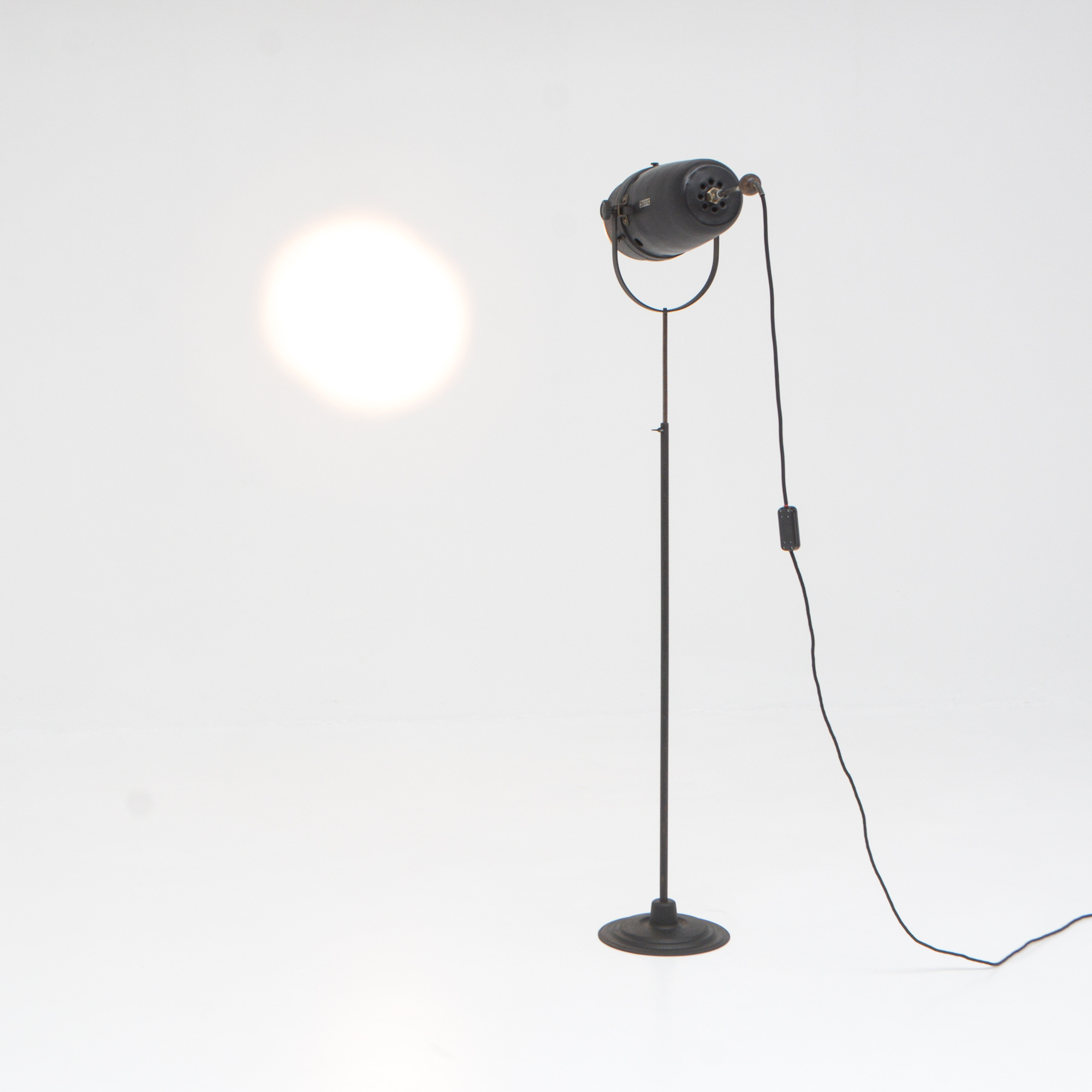 Industrial Cinematic Studio Floor Lamp Narita - Vintage Design Point
