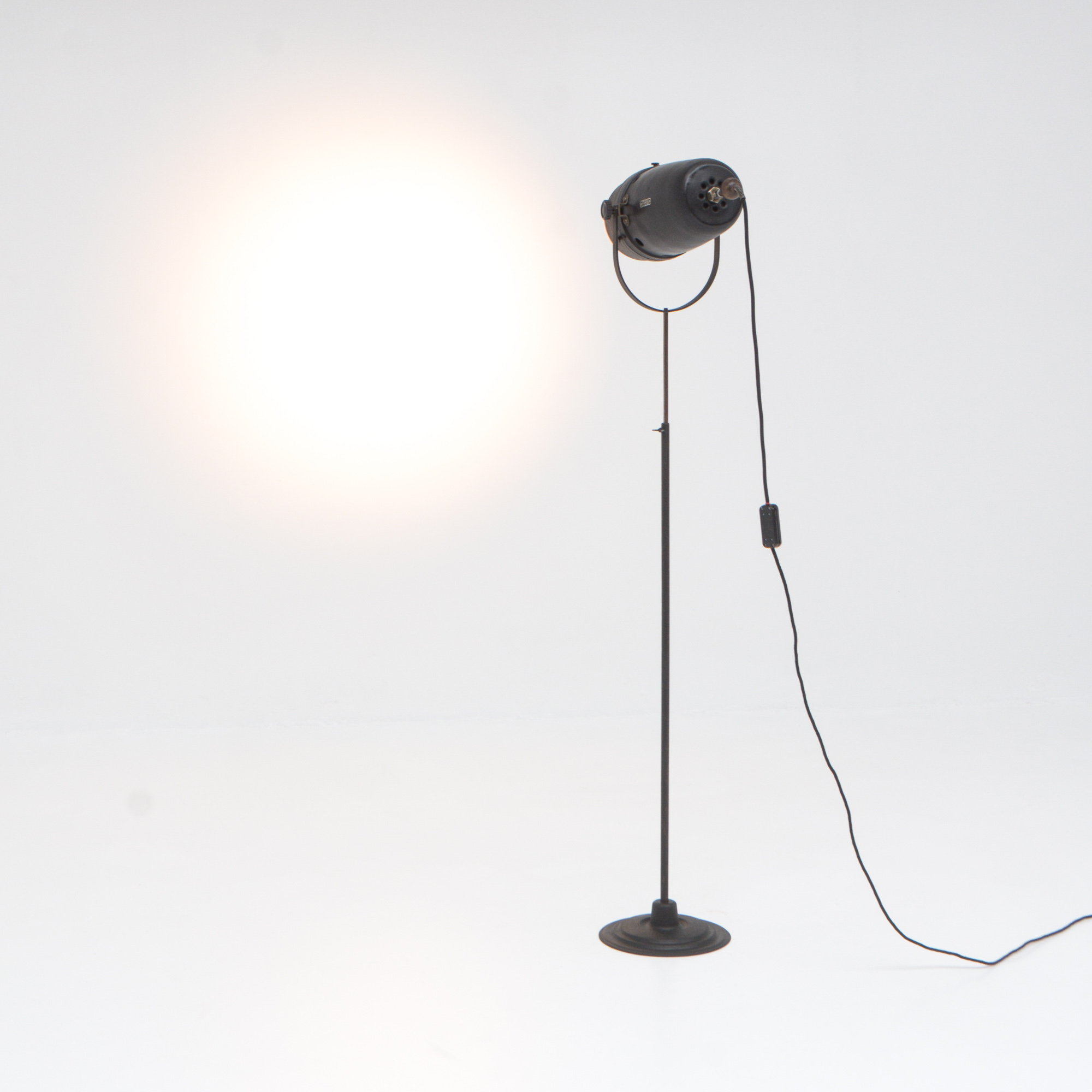 Industrial Cinematic Studio Floor Lamp Narita - Vintage Design Point